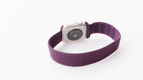 Apple Watch SE (Gen 2) 40mm Starlight Aluminium GPS, Plum Sport Loop ...