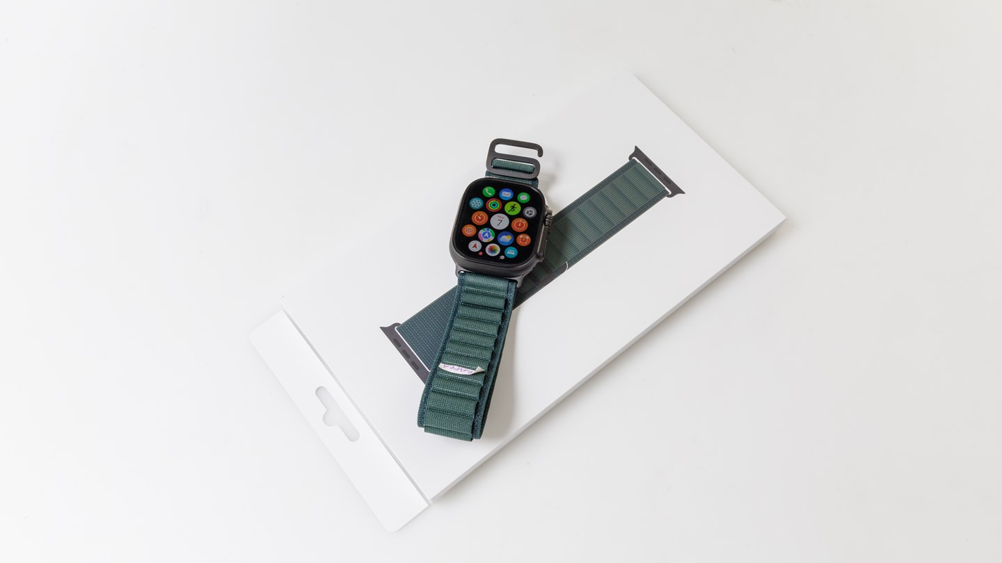 Apple Watch Ultra 2 GPS + Cellular, 49mm Black Titanium Case with Dark ...