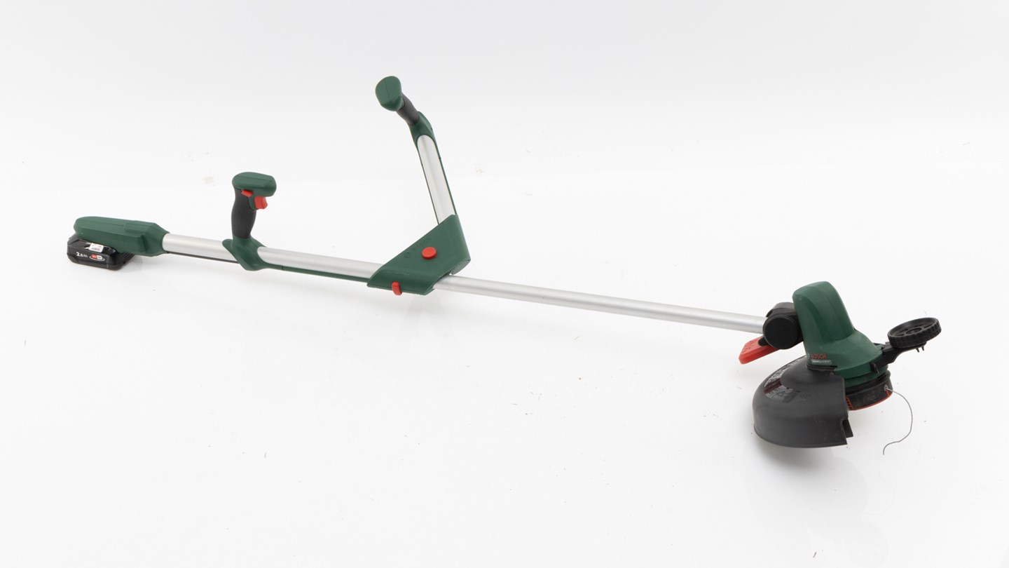 Bosch UniversalGrassCut 18V-26 with Battery and Charger Review | Line ...