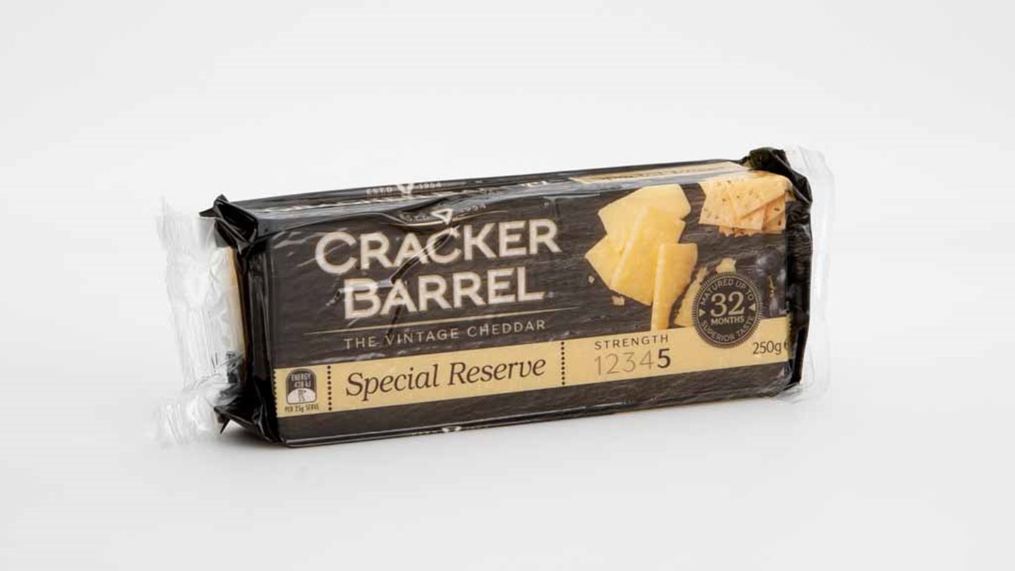 Cracker Barrel The Vintage Cheddar Extra Sharp Review | Cheddar cheese ...