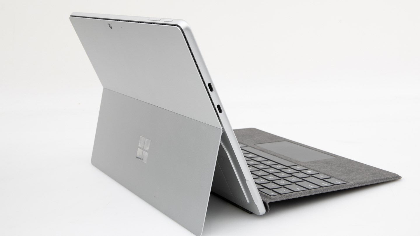 Microsoft Surface Pro 9 (Model 2038) with Signature Keyboard and Slim ...